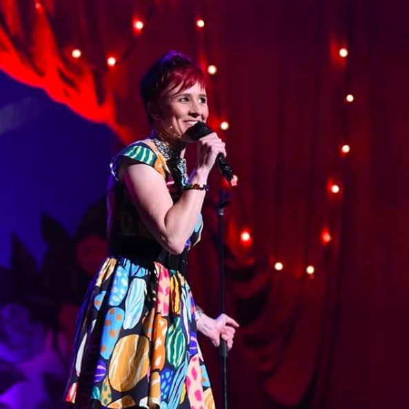 Who Is Cal Wilson New Details On The Comic From Comedians Of The World On Netflix Yourtango